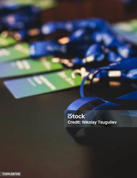 등록 데스크 테이블 회의 회의 포럼 행사 체크인 절차 명찰 및 입장 팔찌 및 전자 티켓 등록을받는 방문객 및 참석자 바코드 스캐너에 대한 스톡 사진 및 기타 이미지 Istock