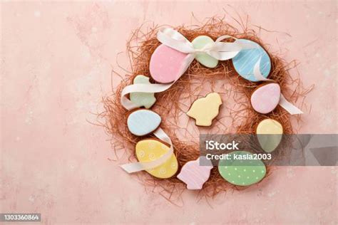 부활절 달걀 쿠키 분홍색 배경에 원 화환 모양으로 만든 다채로운 달콤한 텍스트복사 공간이 있는 최소한의 휴일 개념입니다 플랫 레이 패턴 가루로 빻은에 대한 스톡 사진 및