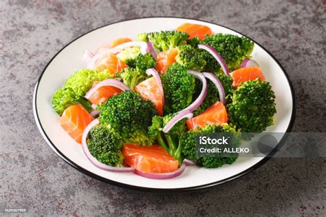 찐 브로콜리의 비타민 샐러드 소금에 절인 연어 올리브 오일로 양념한 신선한 붉은 양파를 접시에 담았습니다 가로 건강한 식생활에 대한 스톡 사진 및 기타 이미지 Istock