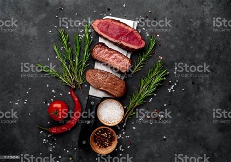 고기 칼에 쇠고기 고기 3 개 튀김 고기의 세 가지 유형 튀김 중간 잘 텍스트에 대한 복사 공간이있는 돌 배경에 0명에 대한 스톡 사진 및 기타 이미지 Istock