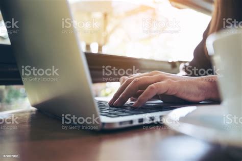 나무 테이블에 노트북 키보드에 입력 하 고 비즈니스 여자의 손의 근접 촬영 이미지 개념에 대한 스톡 사진 및 기타 이미지 개념 개념과 주제 금융 Istock