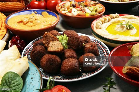 중동 또는 아랍어 요리와 모듬 된 Meze 콘크리트 소박한 배경 팔라펠 피스타치오와 함께 터키 디저트 라바 할랄 음식 레바논 요리 0명에 대한 스톡 사진 및 기타 이미지