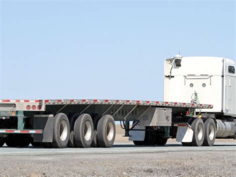 Flatbed Truck Vs Trailer Whats The Real Difference Rhinotrail