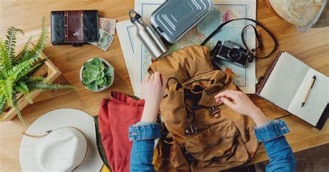 휴가 휴가 데스크탑 여행 개념을 위해 배낭을 포장하는 젊은 여성의 상위 뷰 사진 Unsplash의 개인 액세서리 이미지