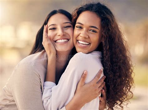Retrato Lesbianas Y Mujeres Al Aire Libre Abrazo Y Amor Con Una