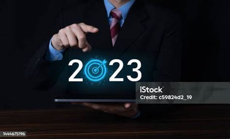 사업 목표 개념 화살표로 가상 다트 보드를 만지는 사업가 사업 달성 목표 목표 개념 겨냥에 대한 스톡 사진 및 기타 이미지 겨냥 과녁 기업 비즈니스 Istock