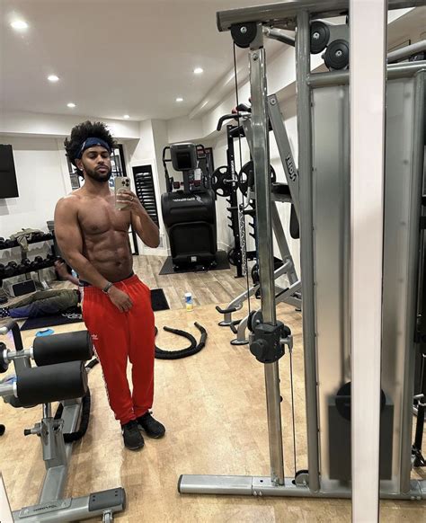 Big Sean Rapper Shirtless Big Sean Flexes His Gains In Shirtless