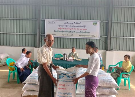 ကျောင်းကုန်းမြို့၌ စီမံကိန်းတာဝန်ပေးအပ်ပွဲနှင့် မိုးစပါးထောက်ပံ့ပေးအပ် Information And Public