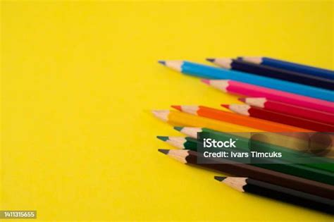 복사 공간이있는 노란색 배경에 고르지 않게 배열 된 색연필 행 0명에 대한 스톡 사진 및 기타 이미지 0명 개념 개체
