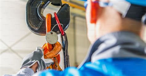 백인 리프팅 크레인 운전자와 그의 직업 현대 창고 장비 사진 Unsplash의 따기 이미지