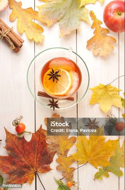 노란색 단풍 나무 잎과 참나무로 둘러싸인 차와 접시가 있는 투명 한 컵 사과 아니 스 별표 로즈 힙과 계 피 스틱 가을에 대한 스톡 사진 및 기타 이미지 Istock