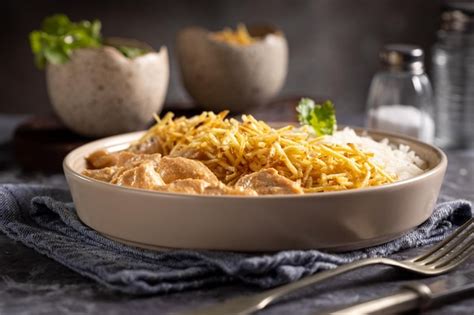 Stroganoff De Frango Com Arroz E Batatas De Palha Foto Premium