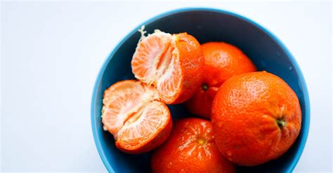 파란색 세라믹 그릇 위에 오렌지 과일 조각 · 무료 스톡 사진