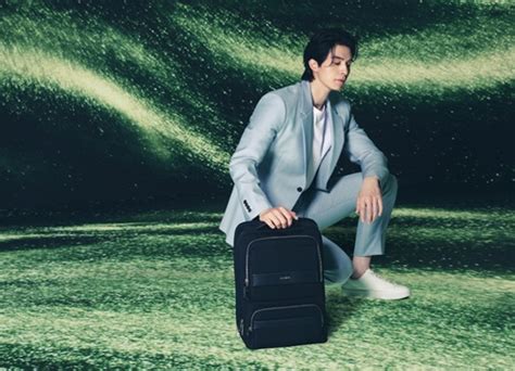 여행 가방 든 남자 이동욱