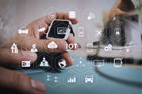 비즈니스 프레 젠 테이 션 회의 스마트 시계 및 랩톱 컴퓨터와 그래프 비즈니스 다이어그램 및 백그라운드에서 데이터를 논의 하는 3 명의 동료 사무실 테이블에 남자에 대한