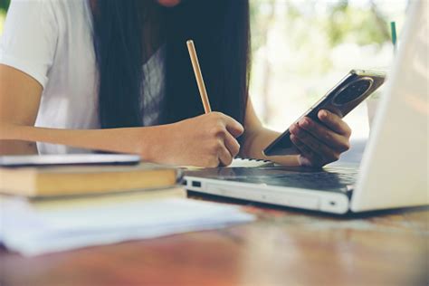 플래너 또는 주최자가 일일 약속을 작성하고 캘린더 책을 사용하고 태블릿을 사용합니다 아시아 여성의 손 계획 시간표 회의 의제 및 메모 일정 일기 사업 플래너 개념 배너