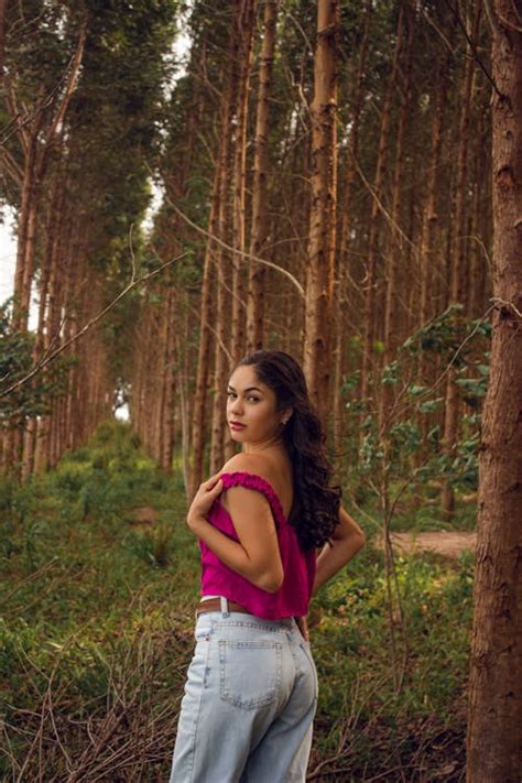 갈색 머리 경치 경치가 좋은 고요한 긴 머리 나무 나뭇잎 녹지 모델 무성한 분홍색 상의 서 있는 세로 숲 스타일 아름다움 야외 설정 야외에서