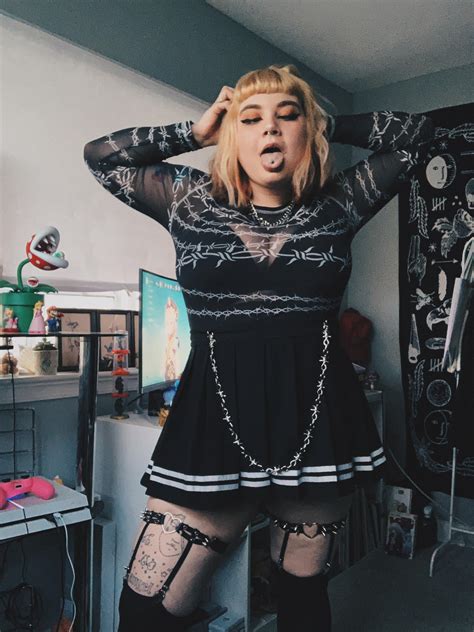 Anyone Want To Play Some Video Games With A Chubby Alt Cutie Hehe 🥴🖤 Scrolller