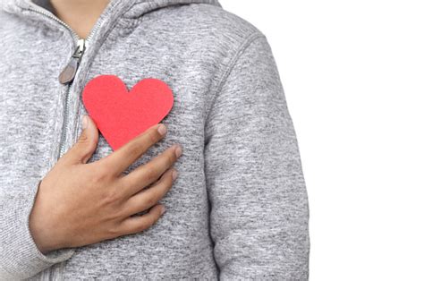 재미 사랑 발렌타인 데이 기념일 테마 빨간 하트 모양의 종이를 들고 회색 재킷을 들고 사람의 컷 아웃의 수평 샷 복사 공간이