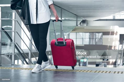공항이나 기차역에서 수하물을 들고 여행하는 여성 여행자 다리와 가방 클로즈업 여행 가방에 대한 스톡 사진 및 기타 이미지 여행 가방 작은 공항 Istock