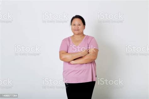 아름다운 아시아 플러스 사이즈 여성은 긍정적인 감정으로 미소를 짓고 행복하고 과체중임을 자랑스럽게 생각합니다 복사 공간이 있는 흰색 배경에 초상화를 촬영했습니다 플러스