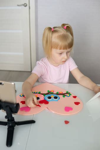 블로거 소녀는 발렌타인 데이를위한 펠트 공예품을 하트 모양으로 만듭니다 아이들의 창의력과 핸드메이드의 개념 2월에 대한 스톡 사진 및 기타 이미지 Istock