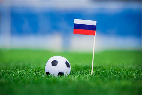 녹색 잔디에 러시아 국기와 축구 공입니다 사진 복사 공간입니다 Championship에 대한 스톡 사진 및 기타 이미지 Championship 경기 스포츠 경쟁