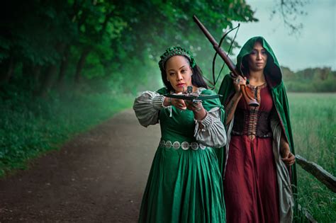 시골 동화 환경에서 두 개의 아름다운 흑인 여성 판타지 전사 공주 공주에 대한 스톡 사진 및 기타 이미지 공주 흑인 민족 라이브 액션 롤플레잉 게임 Istock