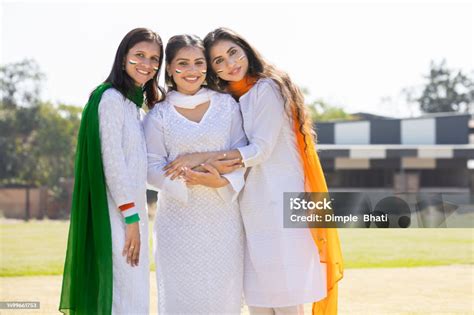 독립 기념일 또는 공화국의 날 개념입니다 하얀 쿠르타를 입고 삼색 두파타 드레스를 입은 젊은 인도 여성들이 공원에 서 있다 인도 문화에 대한 스톡 사진 및 기타 이미지