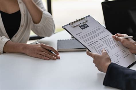 채용 개념 Hr 관리자는 입사 지원서에 이력서를 작성하여 취업 후보자를 인터뷰하고 있습니다 인터뷰 이벤트에 대한 스톡 사진 및 기타 이미지 Istock