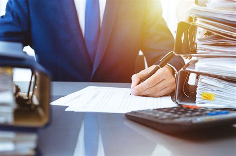 부기장 또는 재무 관리자 및 비서 작성 보고서 계산 또는 잔액 확인 국세청 검사관이 재무 문서를 확인합니다 비즈니스 세무 및 감사 개념 개념에 대한 스톡 사진 및 기타