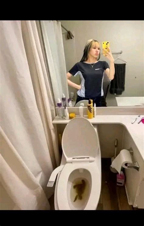 Когато си правиш пост за инстаграм в тоалетната но забравиш да пуснеш водата R Valhala