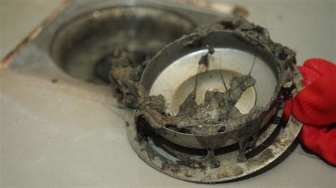 청소를 배수합니다 막히고 더러운 하수도 파이프 바닥 배수구 머리카락과 축적 된 막힌 기름으로 가득합니다 욕실에서 바닥 배수 하수 시스템을 유지 보수 깨끗한 세척을 고정하고