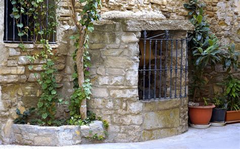 무료 이미지 록 구조 목재 포도 수확 창문 늙은 과수원 벽 마을 시골의 시골집 뒤뜰 돌담 정원 기구 안마당 잘 철 물 특징 쓸데없는