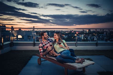 행복 한 부부는 황혼에서 펜 트 하우스 테라스에서 와인을 즐기면서 통신 2명에 대한 스톡 사진 및 기타 이미지 2명 Date Night Romance 갑판 의자