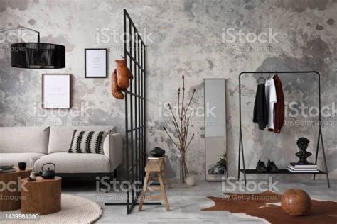 디자인 회색 소파 벤치 식물 갈색 커피 테이블 장식 베개 및 우아한 액세서리로 거실 인테리어의 절묘하고 현대적인 구성 콘크리트 그런지 벽 템플렛 0명에 대한 스톡 사진 및