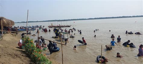 မအူပင်ခရိုင်၊ ဓနုဖြူမြို့နယ်၊ ဥမ္မာဒန္တီကမ်းခြေတွင် သင်္ကြန်အတက်နေ့၌ ကမ်းခြေတစ်လျှောက်ရေကစားသူမ