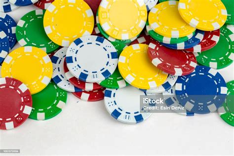 빨간 주사위와 함께 에이스 놀이 카드 카지노 도박 및 도박 개념 및 포커 칩입니다 겜블링 칩에 대한 스톡 사진 및 기타 이미지 겜블링 칩 녹색 도박 Istock