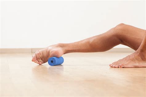 스트레칭과 워밍업 거품 롤러를 사용 하 여 직업적인 발레 댄서 건강한 생활방식에 대한 스톡 사진 및 기타 이미지 건강한 생활방식 굴리기 근막 트레이닝 Istock