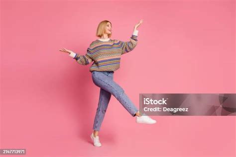 전체 길이 사진 귀여운 여자 옷을 입은 프린트 스웨터 데님 바지 춤추는 모습 할인 빈 공간 고립 된 핑크 컬러 배경 25 29세에 대한 스톡 사진 및 기타 이미지 Istock