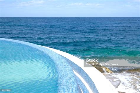 바다 전망이있는 리조트의 수영장에있는 푸른 맑은 물 표면 여름 방학 및 휴식 개념 럭셔리 비치 빌라 하우스 파란색 타일 모자이크 패턴 0명에 대한 스톡 사진 및 기타 이미지