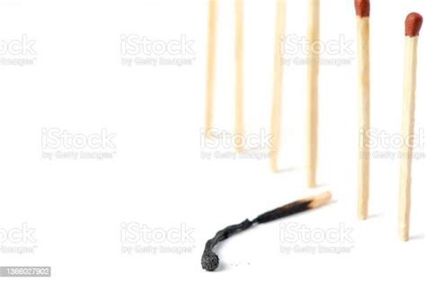 흰색 배경에 번트 일치합니다 직장에서 소진 증후군의 개념 공간을 복사합니다 0명에 대한 스톡 사진 및 기타 이미지 0명 개념 과로 Istock