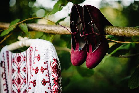 야외 정원에서 나무 가지에 매달려 옷걸이에 신부를 위한 신발과 드레스 결혼의 식을 하기 전에 만든 사진 우크라이나어 스타일 자연에 자 수 옷 민족 국가 의상 숲에 대한 스톡