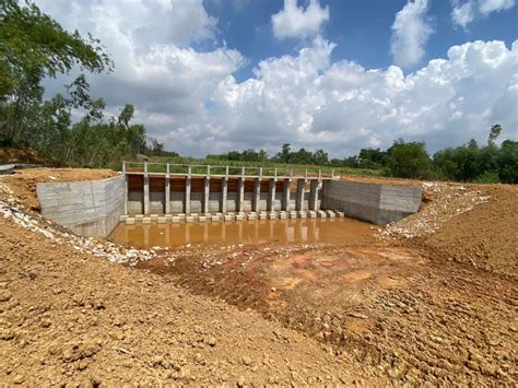 ฝายน้ำล้น หมู่ 20