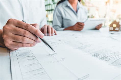 팀 엔지니어 그리기 그래픽 계획 및 작업 장에서 건축 프로젝트에 대 한 회의 25 29세에 대한 스톡 사진 및 기타 이미지