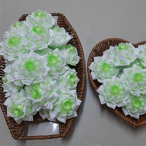 เหรียญโปรยทานดอกบัวปทุมมา เขียวกลีบขาว สวย ตัวเปล่า นำไปใส่เหรียญเองได้ ดอกละ 5 บาท 1แพ็ค มี 25