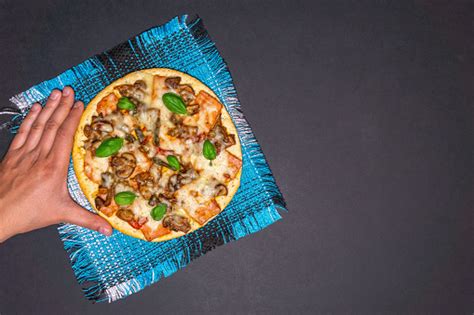 모짜렐라 치즈 햄 향신료 신선한 바질을 곁들인 피자 이탈리아 피자에 검은 배경 복사 공간을 가지고 있습니다 맨 위 보기입니다 플랫 레이 건강에 좋지 않은 음식에 대한 스톡