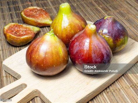 커팅 보드에 육즙이 잘 익은 무화과 무화과의 반쪽 테이블 위의 남부 과일 얇게 썬 보라색 과일 건강한 식생활에 대한 스톡 사진