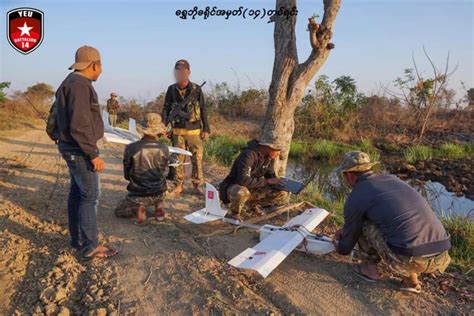 ရေဦးမြို့အဝင်ရှိ စစ်တပ်၏ ရွှေကျီးမင်းဂိတ်ကို ဒရုန်း၊ ရော့ကတ်များဖြင့် ပစ်ခတ် တိုက်ခိုက် Khit