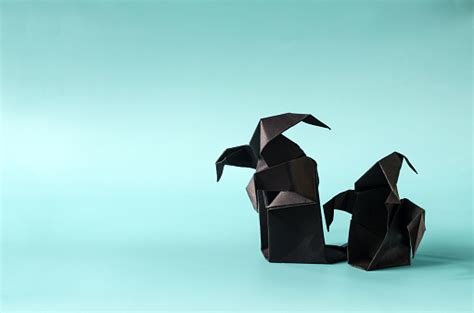 광산 공간의 푸른 배경에 두 개의 검은 유령 종이로 만든 할로윈 유령 3차원 형태에 대한 스톡 사진 및 기타 이미지 3차원 형태 개념 개념과 주제 Istock